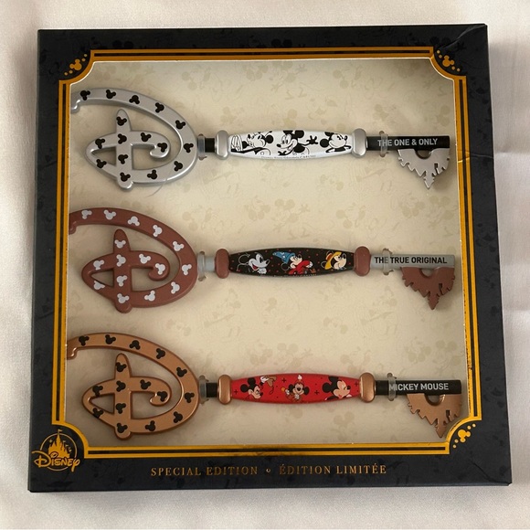 Disney | Other | Disney 22 Collection Key Mickey Mouse Special Edition ...